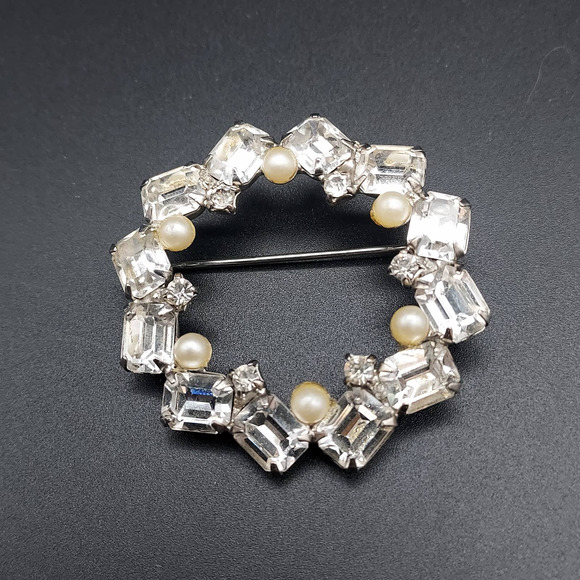 Unknown | Jewelry | Vintage Clear Rhinestone Faux Pearl Brooch Circle ...